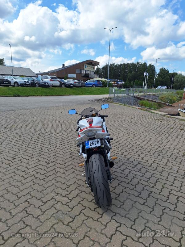 Yamaha YZF R6 2006 Tallina vietnē Sarkans Yamaha YZF R6 2006 Tallina, ar dzinēja tilpumu 0.60 L un nobraukumu 44 tūkst. km par 5700 €, foto 5 vietnē AUTOMOTO.COM.LV