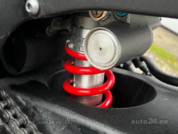 Balts Yamaha YZF R6 2006 Pērnava, ar dzinēja tilpumu 0.60 L un nobraukumu 26 tūkst. km par 5500 €, foto 11 vietnē AUTOMOTO.COM.LV