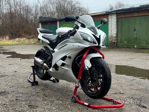 White Yamaha YZF R6 2006 in Parnu, with an engine capacity of 0.60 L and mileage of 27 thousand km for 5500 €, photo 3 on AUTOMOTO.COM.LV