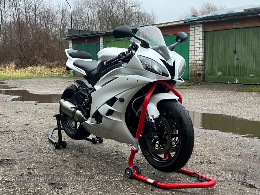 Balts Yamaha YZF R6 2006 Pērnava, ar dzinēja tilpumu 0.60 L un nobraukumu 27 tūkst. km par 5500 €, foto 4 vietnē AUTOMOTO.COM.LV