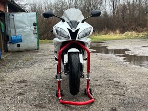 Balts Yamaha YZF R6 2006 Pērnava, ar dzinēja tilpumu 0.60 L un nobraukumu 27 tūkst. km par 5500 €, foto 6 vietnē AUTOMOTO.COM.LV