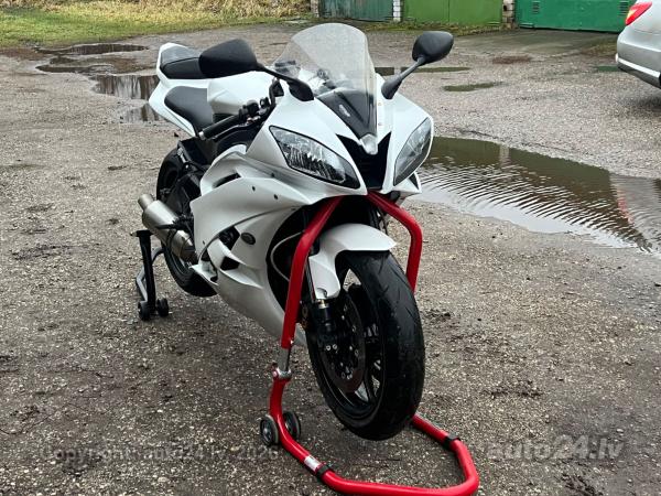 White Yamaha YZF R6 2006 in Parnu, with an engine capacity of 0.60 L and mileage of 27 thousand km for 5500 €, photo 6 on AUTOMOTO.COM.LV