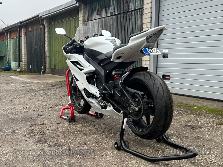 Balts Yamaha YZF R6 2006 Pērnava, ar dzinēja tilpumu 0.60 L un nobraukumu 27 tūkst. km par 5500 €, foto 11 vietnē AUTOMOTO.COM.LV