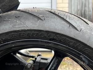 Balts Yamaha YZF R6 2006 Pērnava, ar dzinēja tilpumu 0.60 L un nobraukumu 27 tūkst. km par 5500 €, foto 13 vietnē AUTOMOTO.COM.LV