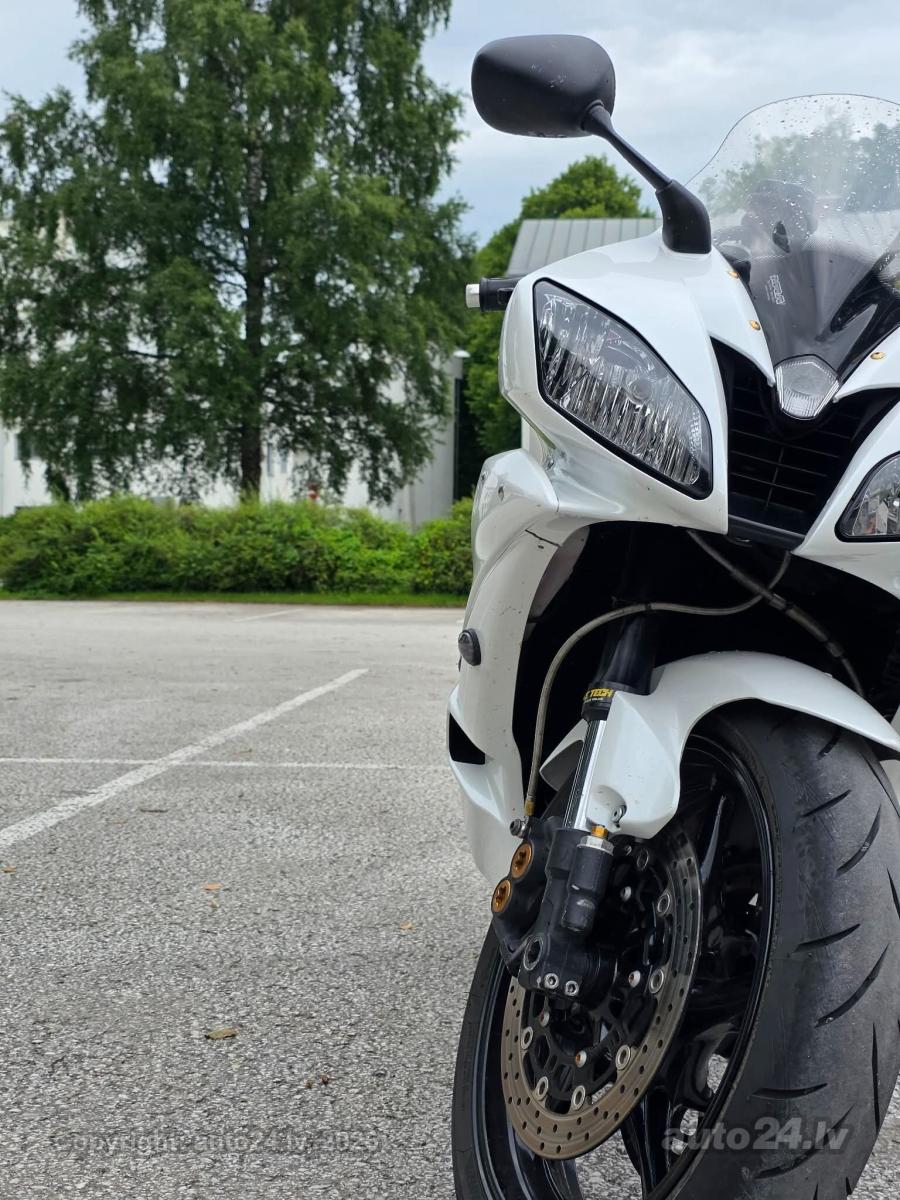 White Yamaha YZF R6 2006 in Valga, with an engine capacity of 0.60 L and mileage of 28 thousand km for 5500 €, photo 1 on AUTOMOTO.COM.LV