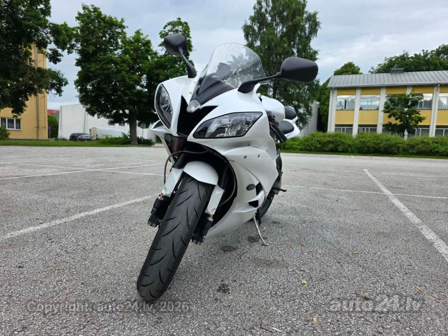 White Yamaha YZF R6 2006 in Valga, with an engine capacity of 0.60 L and mileage of 28 thousand km for 5500 €, photo 3 on AUTOMOTO.COM.LV