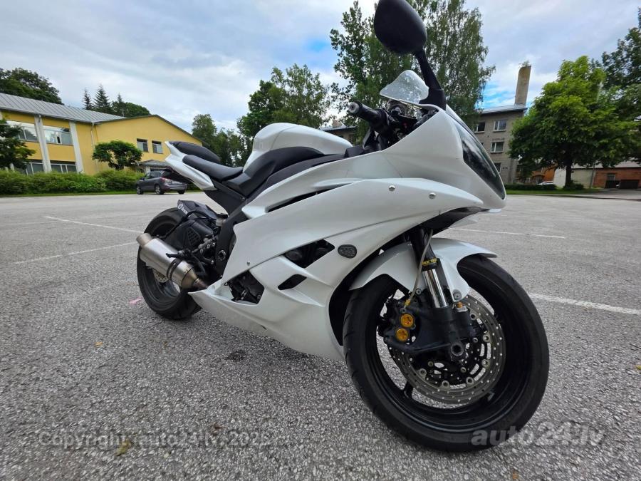 White Yamaha YZF R6 2006 in Valga, with an engine capacity of 0.60 L and mileage of 28 thousand km for 5500 €, photo 5 on AUTOMOTO.COM.LV