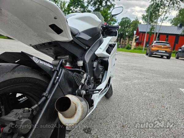 White Yamaha YZF R6 2006 in Valga, with an engine capacity of 0.60 L and mileage of 28 thousand km for 5500 €, photo 5 on AUTOMOTO.COM.LV