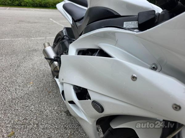 White Yamaha YZF R6 2006 in Valga, with an engine capacity of 0.60 L and mileage of 28 thousand km for 5500 €, photo 9 on AUTOMOTO.COM.LV