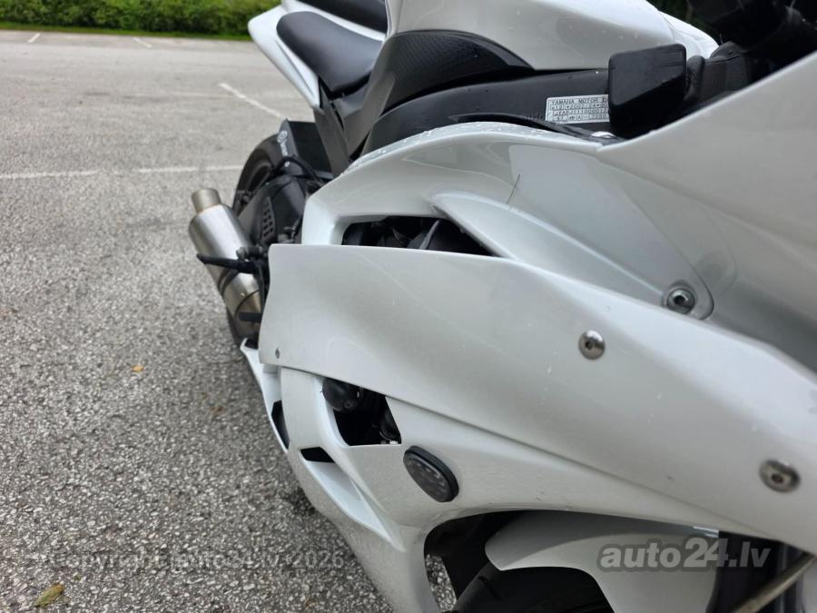 White Yamaha YZF R6 2006 in Valga, with an engine capacity of 0.60 L and mileage of 28 thousand km for 5500 €, photo 10 on AUTOMOTO.COM.LV