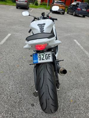 White Yamaha YZF R6 2006 in Valga, with an engine capacity of 0.60 L and mileage of 28 thousand km for 5500 €, photo 12 on AUTOMOTO.COM.LV