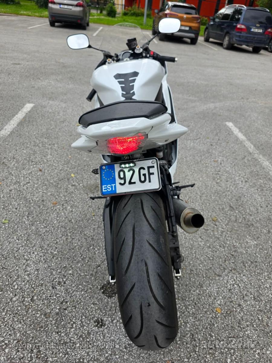 White Yamaha YZF R6 2006 in Valga, with an engine capacity of 0.60 L and mileage of 28 thousand km for 5500 €, photo 12 on AUTOMOTO.COM.LV