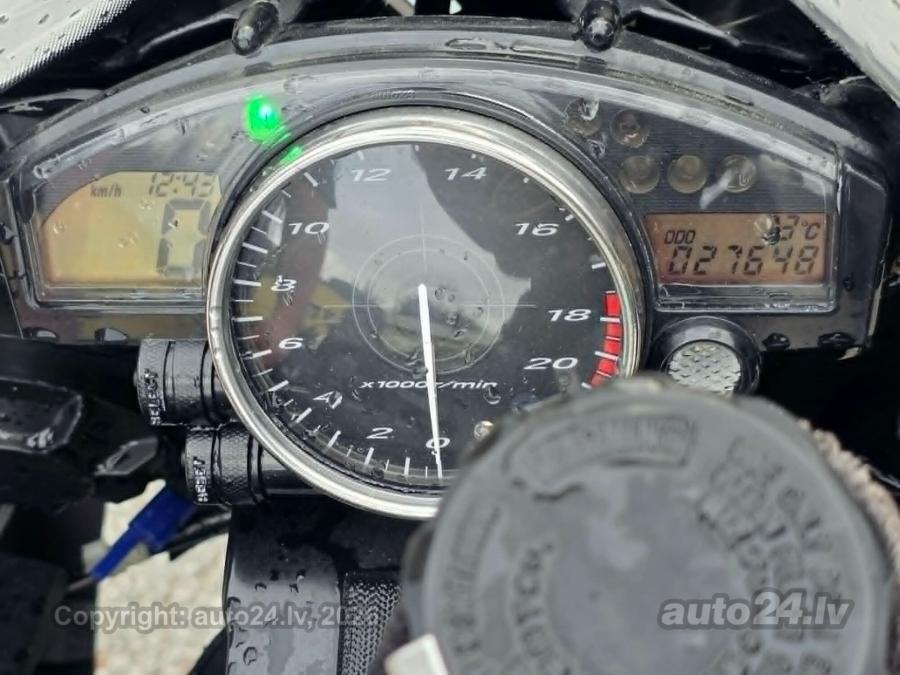 White Yamaha YZF R6 2006 in Valga, with an engine capacity of 0.60 L and mileage of 28 thousand km for 5500 €, photo 13 on AUTOMOTO.COM.LV
