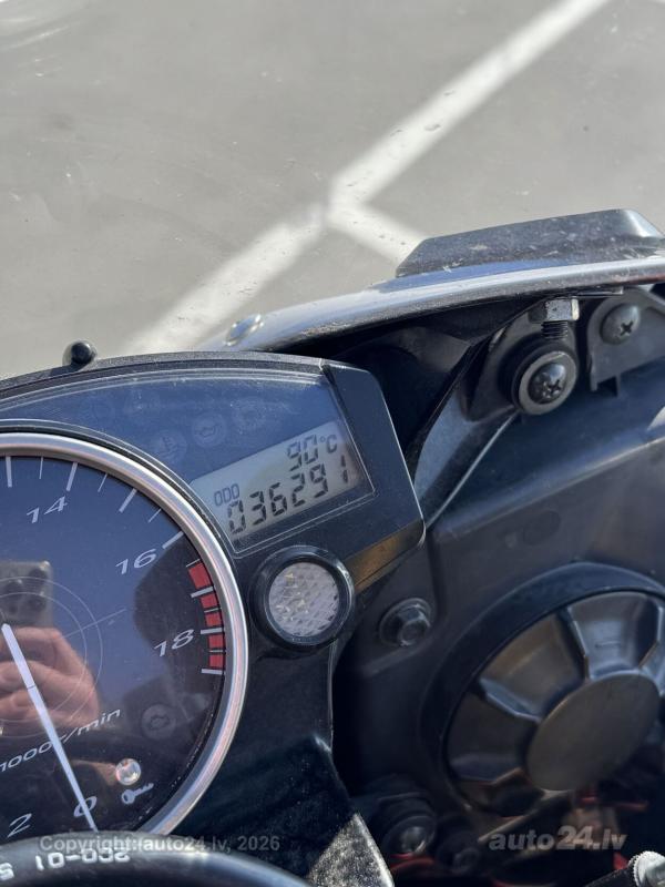 White Yamaha YZF R6 2007 in Tallinn, with an engine capacity of 0.60 L and mileage of 36 thousand km for 6600 €, photo 8 on AUTOMOTO.COM.LV