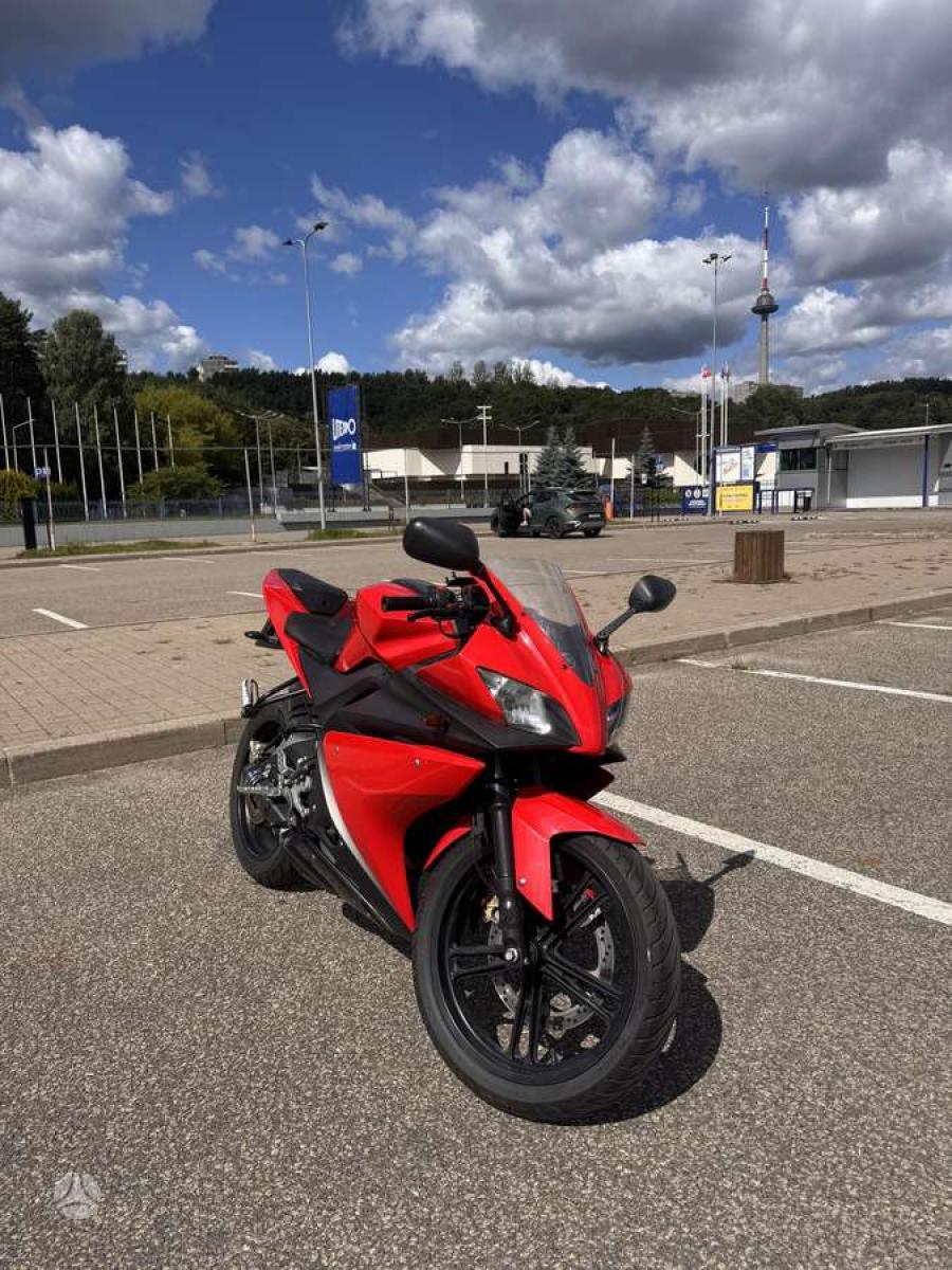 Sarkans Yamaha YZF 2011 Viļņa, ar dzinēja tilpumu 0.13 L un nobraukumu 55 tūkst. km par 1700 €, foto 1 vietnē AUTOMOTO.COM.LV