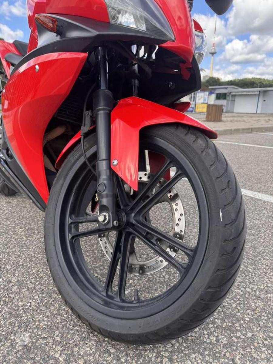 Sarkans Yamaha YZF 2011 Viļņa, ar dzinēja tilpumu 0.13 L un nobraukumu 55 tūkst. km par 1700 €, foto 13 vietnē AUTOMOTO.COM.LV