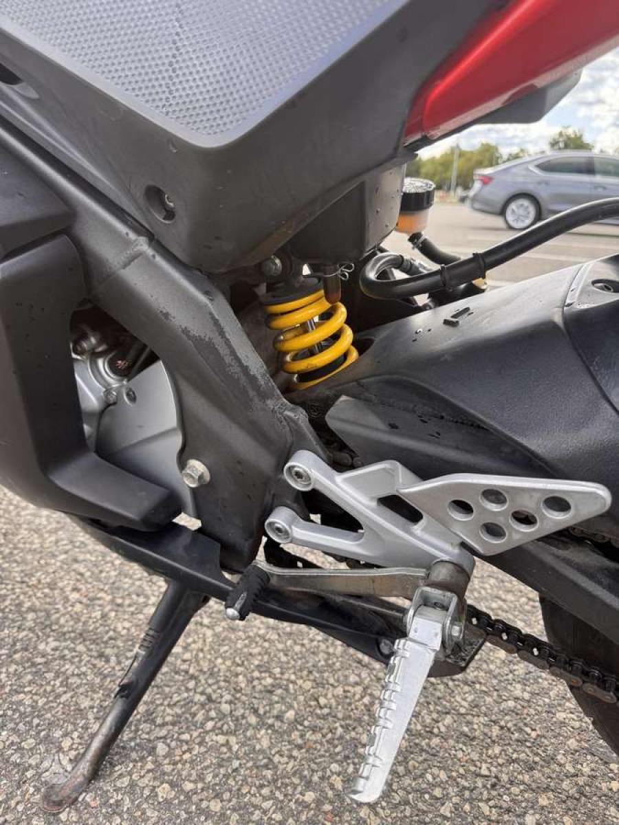 Sarkans Yamaha YZF 2011 Viļņa, ar dzinēja tilpumu 0.13 L un nobraukumu 55 tūkst. km par 1700 €, foto 14 vietnē AUTOMOTO.COM.LV