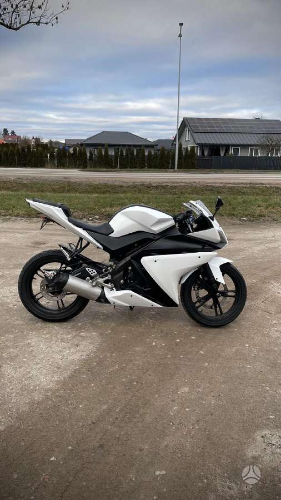 White Yamaha YZF 2008 in Silute, with an engine capacity of 0.13 L and mileage of 29 thousand km for 2080 €, photo 3 on AUTOMOTO.COM.LV