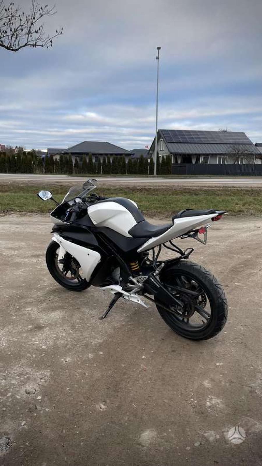 White Yamaha YZF 2008 in Silute, with an engine capacity of 0.13 L and mileage of 29 thousand km for 2080 €, photo 6 on AUTOMOTO.COM.LV