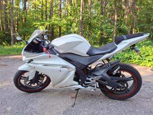 White Yamaha YZF 2010 in Kaunas, with an engine capacity of 0.13 L and mileage of 51 thousand km for 1499 €, photo 4 on AUTOMOTO.COM.LV