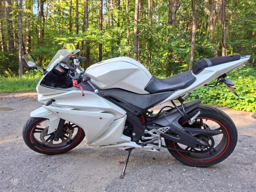 White Yamaha YZF 2010 in Kaunas, with an engine capacity of 0.13 L and mileage of 51 thousand km for 1499 €, photo 4 on AUTOMOTO.COM.LV