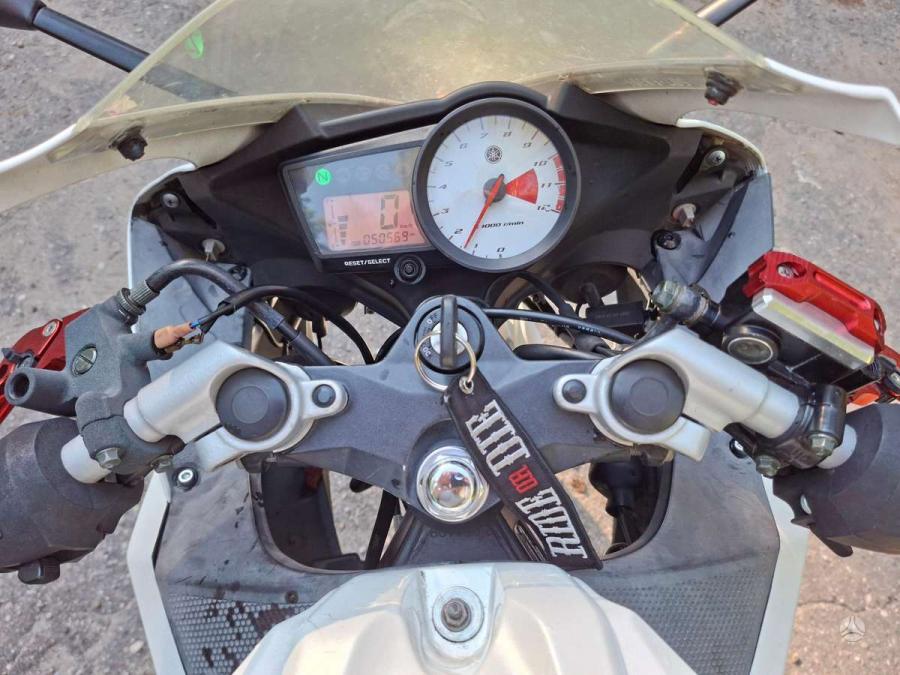 White Yamaha YZF 2010 in Kaunas, with an engine capacity of 0.13 L and mileage of 51 thousand km for 1499 €, photo 6 on AUTOMOTO.COM.LV