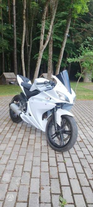 White Yamaha YZF 2010 in Kelme, with an engine capacity of 0.13 L and mileage of 22 thousand km for 2300 €, photo 4 on AUTOMOTO.COM.LV
