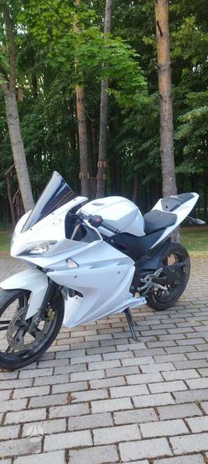 White Yamaha YZF 2010 in Kelme, with an engine capacity of 0.13 L and mileage of 22 thousand km for 2300 €, photo 5 on AUTOMOTO.COM.LV
