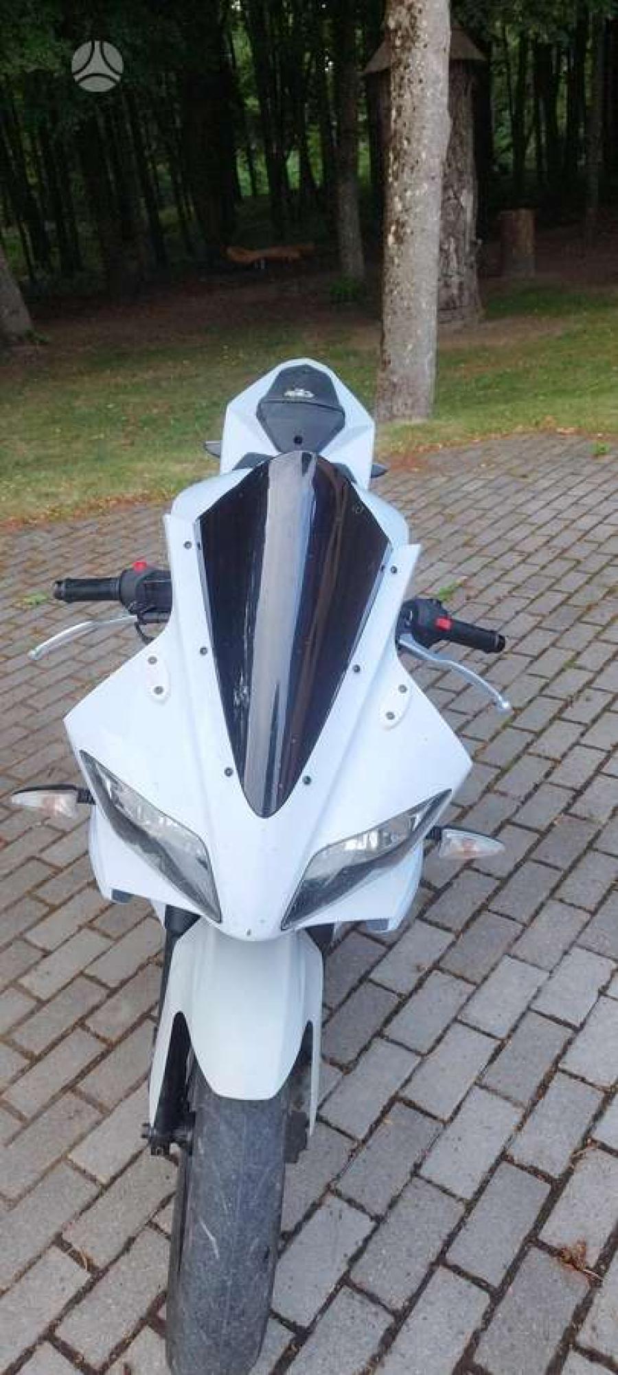 White Yamaha YZF 2010 in Kelme, with an engine capacity of 0.13 L and mileage of 22 thousand km for 2300 €, photo 6 on AUTOMOTO.COM.LV