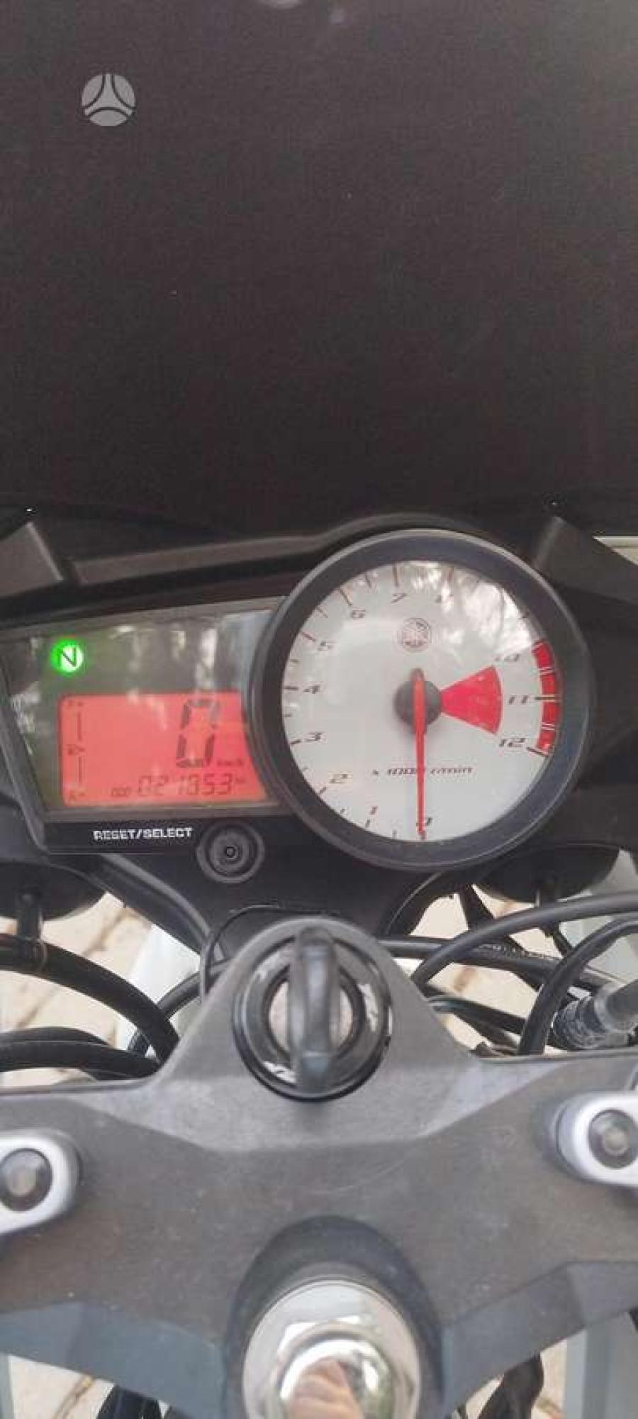 White Yamaha YZF 2010 in Kelme, with an engine capacity of 0.13 L and mileage of 22 thousand km for 2300 €, photo 10 on AUTOMOTO.COM.LV