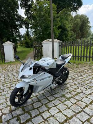 Balts Yamaha YZF 2010 Šauļi, ar dzinēja tilpumu 0.13 L un nobraukumu 55 tūkst. km par 2200 €, foto  vietnē AUTOMOTO.COM.LV