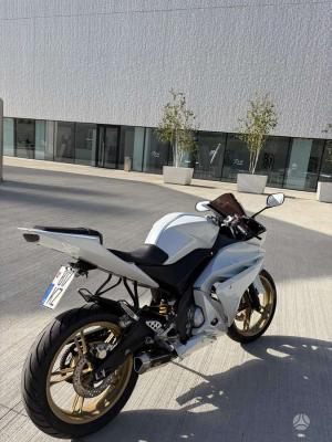 Balts Yamaha YZF 2011 Panevēža, ar dzinēja tilpumu 0.13 L un nobraukumu 30 tūkst. km par 1700 €, foto  vietnē AUTOMOTO.COM.LV