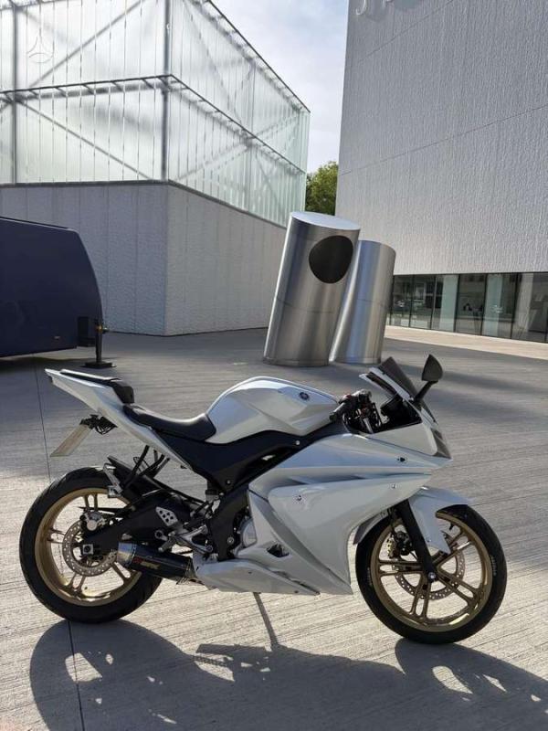 White Yamaha YZF 2011 in Panevezys, with an engine capacity of 0.13 L and mileage of 30 thousand km for 1700 €, photo 2 on AUTOMOTO.COM.LV