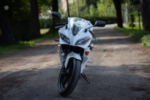 Balts Yamaha YZF 2011 Kauņa, ar dzinēja tilpumu 0.13 L un nobraukumu 43 tūkst. km par 2000 €, foto  vietnē AUTOMOTO.COM.LV