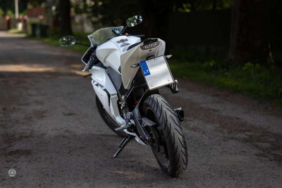 Balts Yamaha YZF 2011 Kauņa, ar dzinēja tilpumu 0.13 L un nobraukumu 43 tūkst. km par 2000 €, foto 5 vietnē AUTOMOTO.COM.LV
