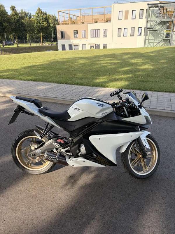 Yamaha YZF 2012 in Panevezys on AUTOMOTO.COM.LV White Yamaha YZF 2012 in Panevezys, with an engine capacity of 0.13 L and mileage of 50 thousand km for 1540 €, photo 3 on AUTOMOTO.COM.LV