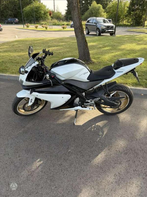 Yamaha YZF 2012 in Panevezys on AUTOMOTO.COM.LV White Yamaha YZF 2012 in Panevezys, with an engine capacity of 0.13 L and mileage of 50 thousand km for 1540 €, photo 5 on AUTOMOTO.COM.LV