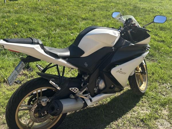 White Yamaha YZF 2013 in Ukmerge, with an engine capacity of 0.13 L and mileage of 27 thousand km for 1900 €, photo 4 on AUTOMOTO.COM.LV