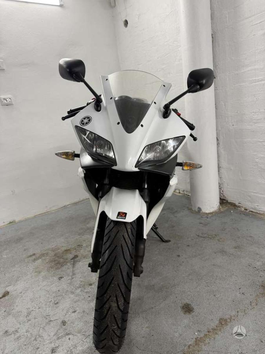 White Yamaha YZF 2013 in Marijampole, with an engine capacity of 0.13 L and mileage of 21 thousand km for 1890 €, photo 7 on AUTOMOTO.COM.LV