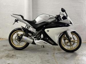White Yamaha YZF 2013 in Marijampole, with an engine capacity of 0.13 L and mileage of 21 thousand km for 1890 €, photo 8 on AUTOMOTO.COM.LV