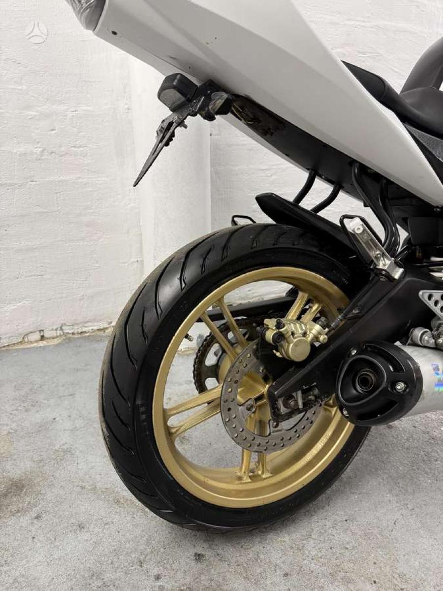 White Yamaha YZF 2013 in Marijampole, with an engine capacity of 0.13 L and mileage of 21 thousand km for 1890 €, photo 12 on AUTOMOTO.COM.LV