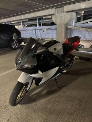 Balts Yamaha YZF 2013 Viļņa, ar dzinēja tilpumu 0.13 L un nobraukumu 29 tūkst. km par 1600 €, foto  vietnē AUTOMOTO.COM.LV