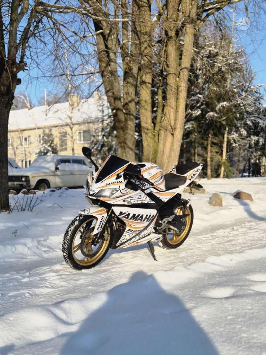 White Yamaha YZF 2014 in Prienai, with an engine capacity of 0.13 L and mileage of 28 thousand km for 1930 €, photo 1 on AUTOMOTO.COM.LV