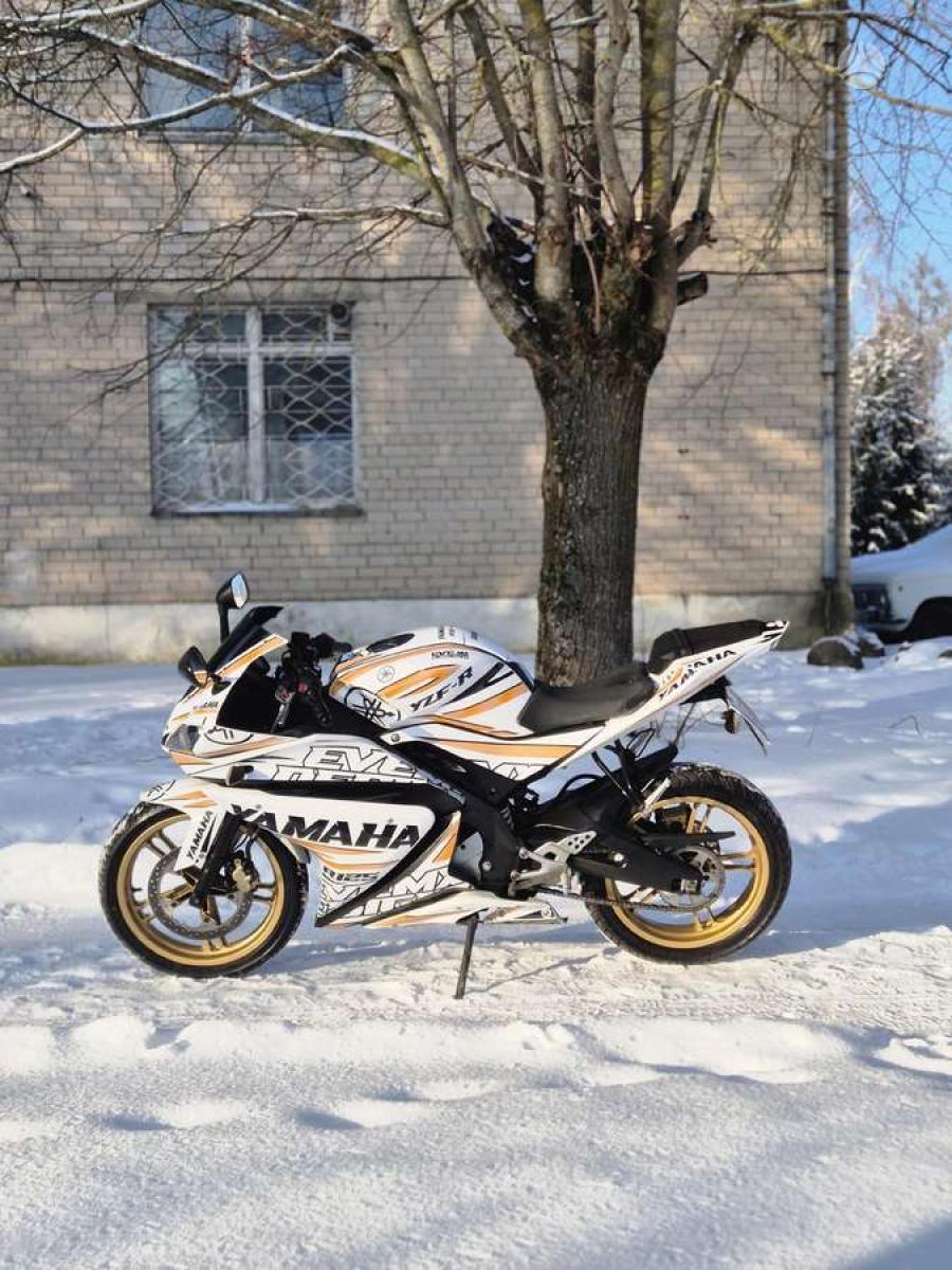 White Yamaha YZF 2014 in Prienai, with an engine capacity of 0.13 L and mileage of 28 thousand km for 1930 €, photo 5 on AUTOMOTO.COM.LV